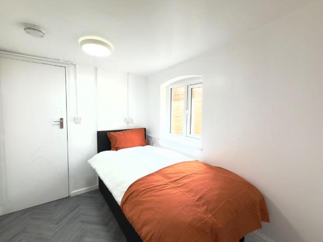 1 bedroom house share to rent