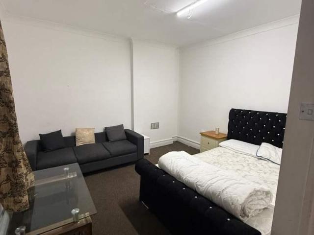 1 bedroom house share to rent