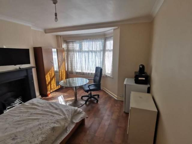 1 bedroom house share to rent