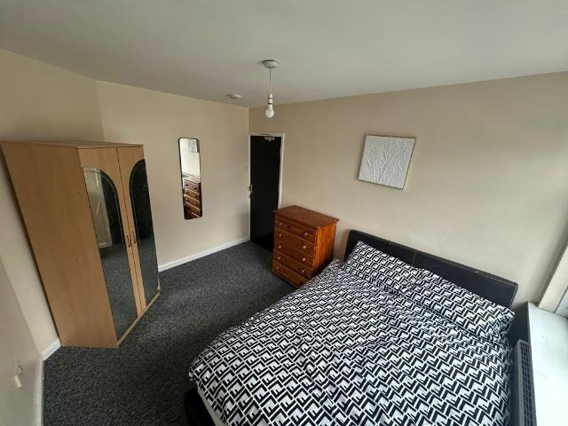 1 bedroom house share to rent