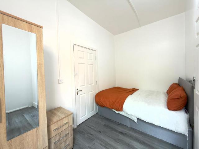 1 bedroom house share to rent