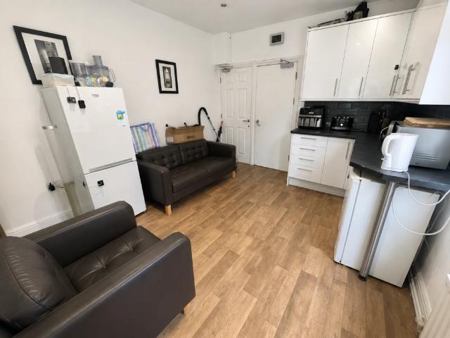 1 bedroom house share to rent