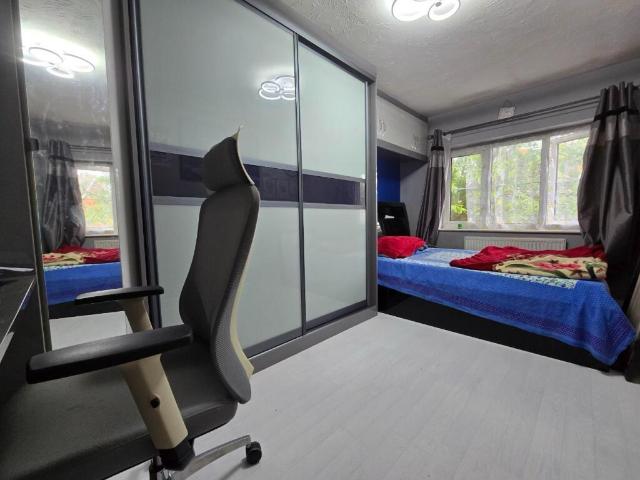 1 bedroom house share to rent