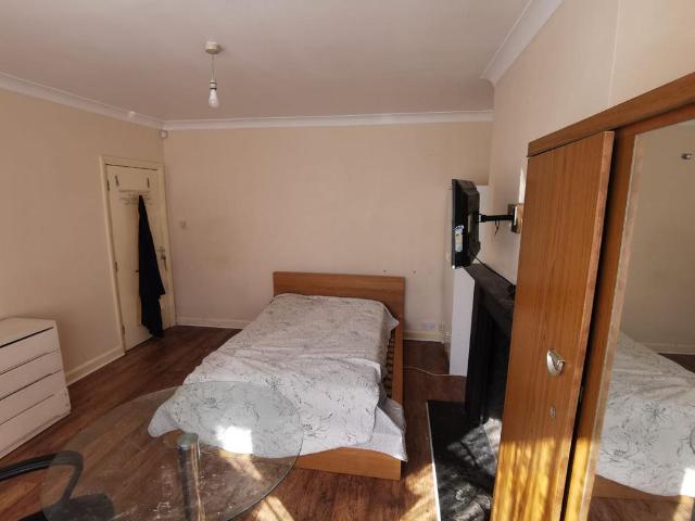 1 bedroom house share to rent