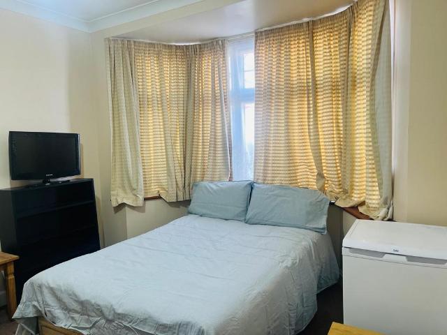 1 bedroom house share to rent