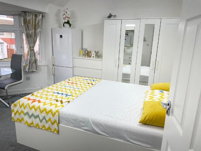 1 bedroom house share to rent