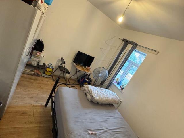 1 bedroom house share to rent