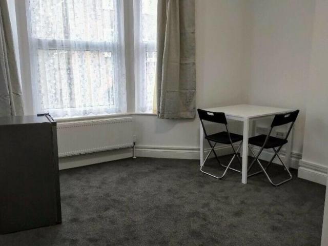 1 bedroom house share to rent