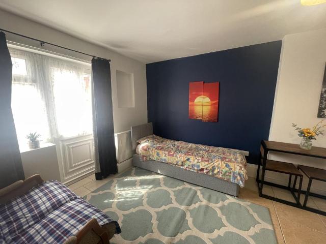 1 bedroom house share to rent