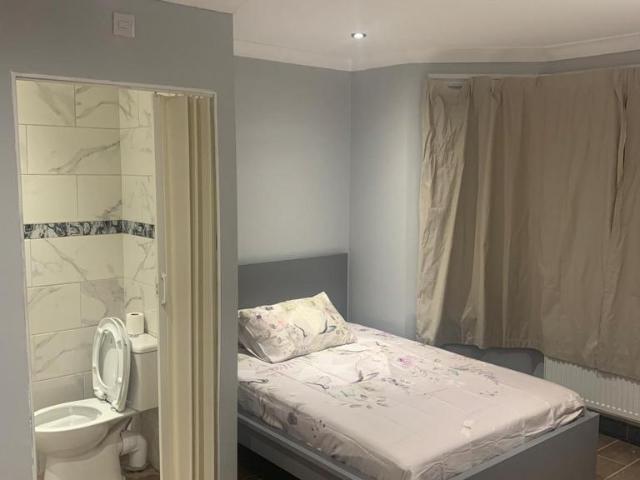 1 bedroom house share to rent