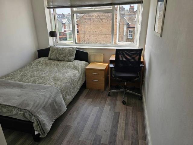 1 bedroom house share to rent
