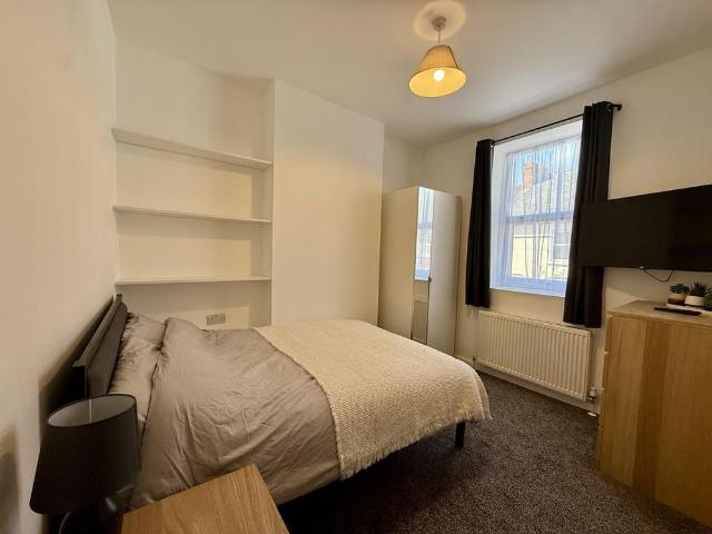 1 bedroom in a house share to rent