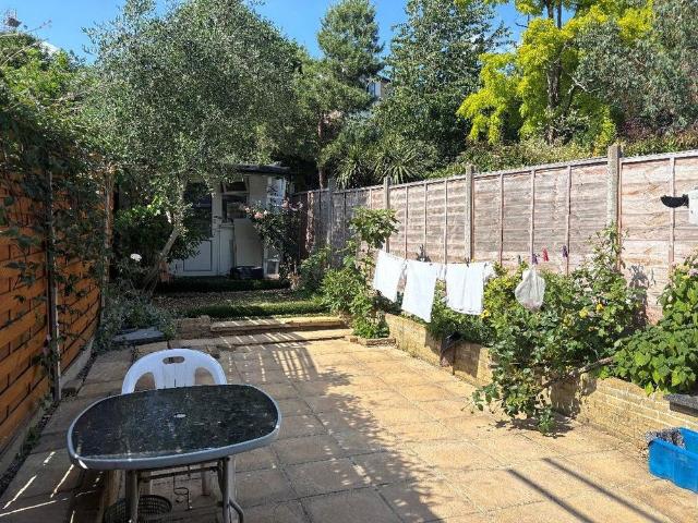 1 bedroom in a house share to rent