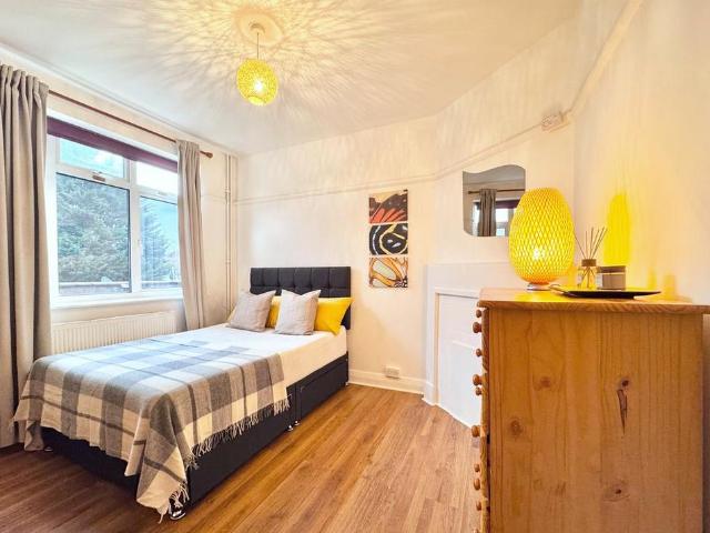 1 bedroom in a flat share to rent
