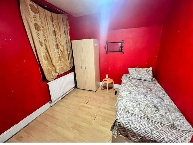 1 bedroom in a flat share to rent