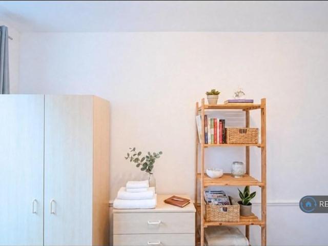 1 bedroom in a flat share to rent