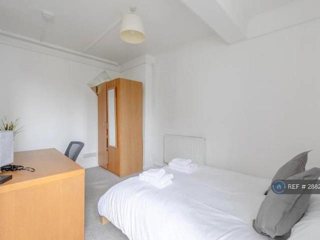 1 bedroom in a flat share to rent