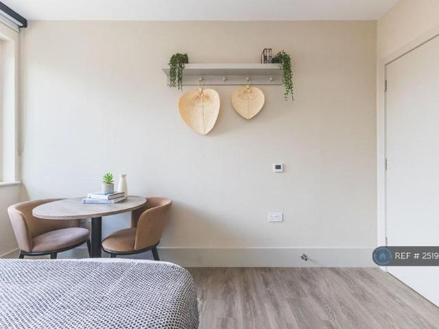 1 bedroom in a flat share to rent