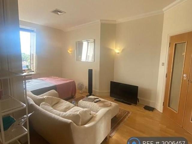 1 bedroom in a flat share to rent