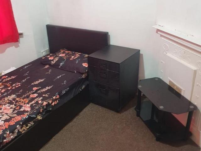 1 bedroom in a flat share to rent