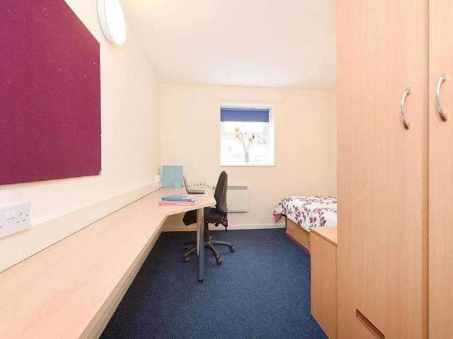 1 bedroom in a flat share to rent