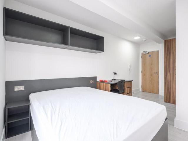 1 bedroom in a flat share to rent