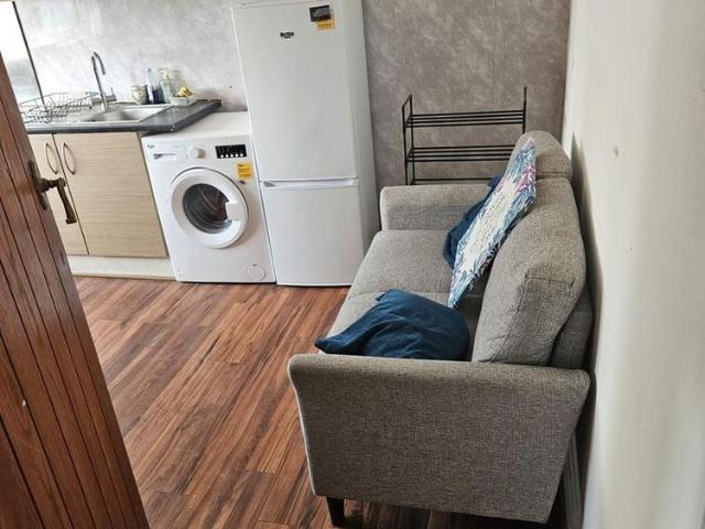 1 bedroom in a flat share to rent