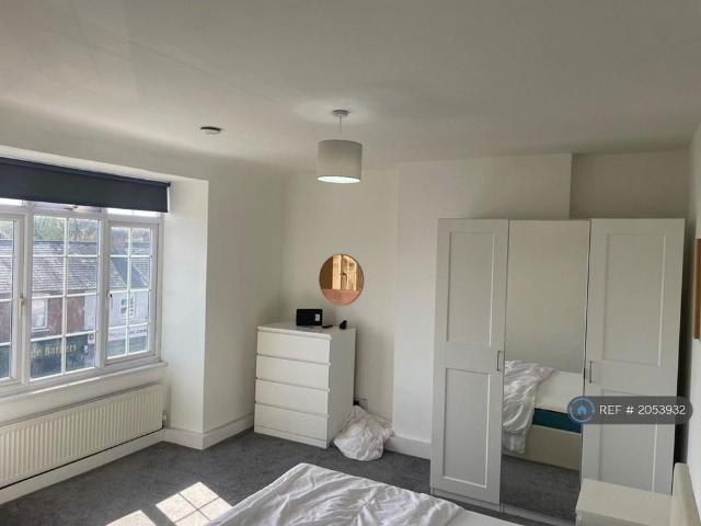 1 bedroom in a flat share to rent