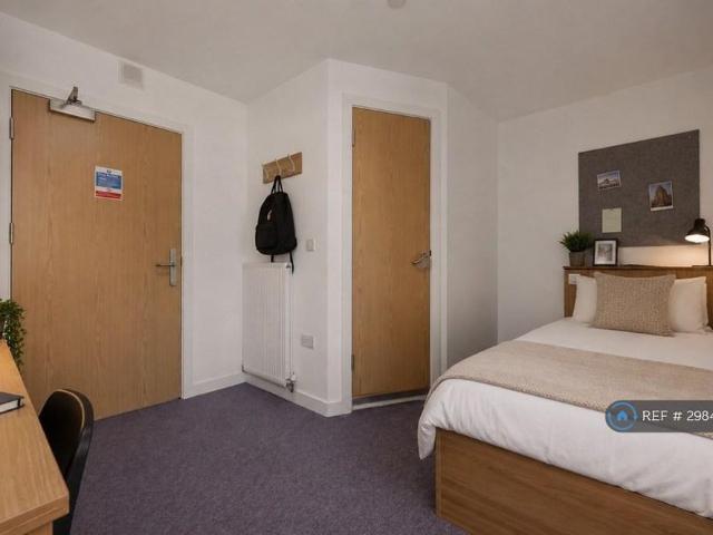 1 bedroom in a flat share to rent