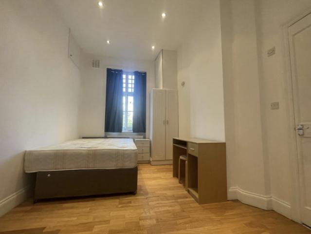 1 bedroom in a flat share to rent
