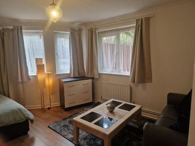 1 bedroom in a flat share to rent