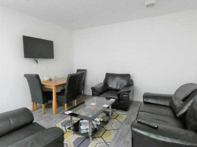 1 bedroom in a flat share to rent