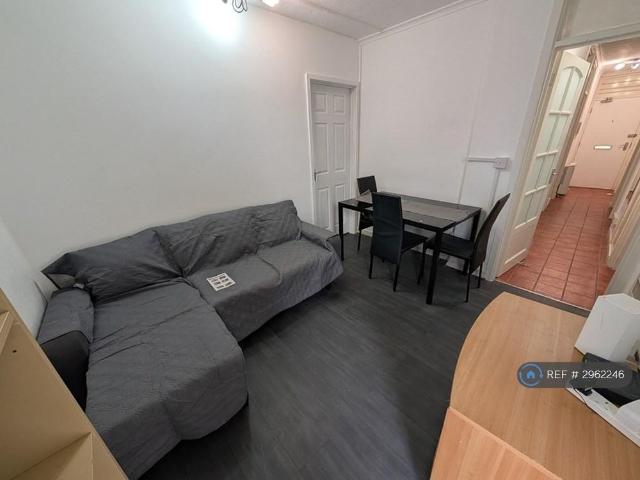 1 bedroom in a flat share to rent