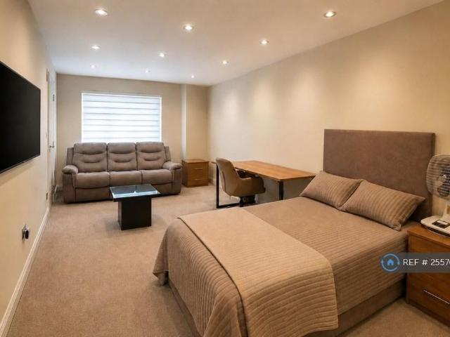 1 bedroom in a flat share to rent