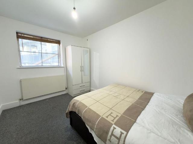 1 bedroom in a flat share to rent