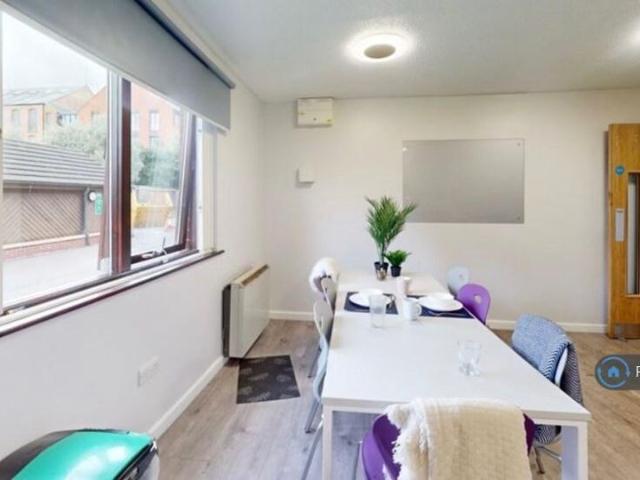 1 bedroom in a flat share to rent