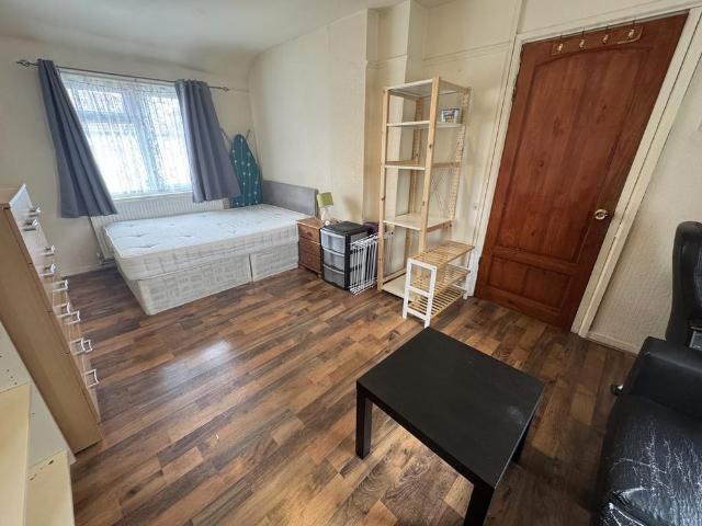 1 bedroom in a flat share to rent