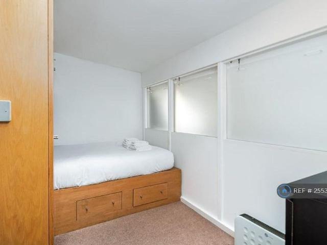 1 bedroom in a flat share to rent