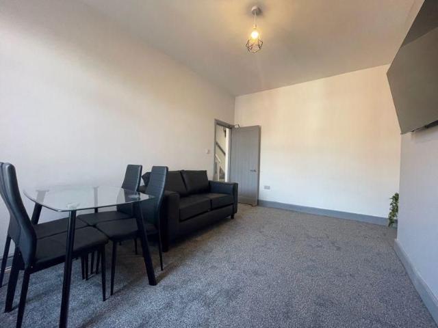 1 bedroom in a flat share to rent