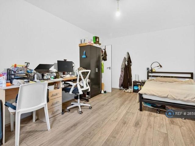 1 bedroom in a flat share to rent