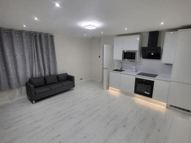 1 bedroom in a flat share to rent