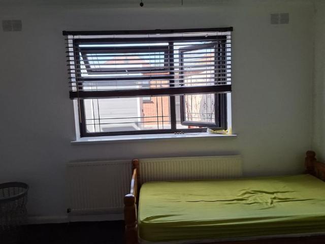 1 bedroom in a flat share to rent