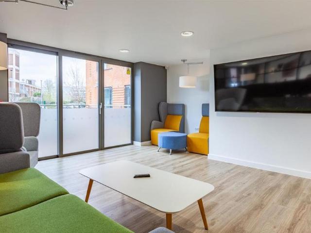 1 bedroom in a flat share to rent