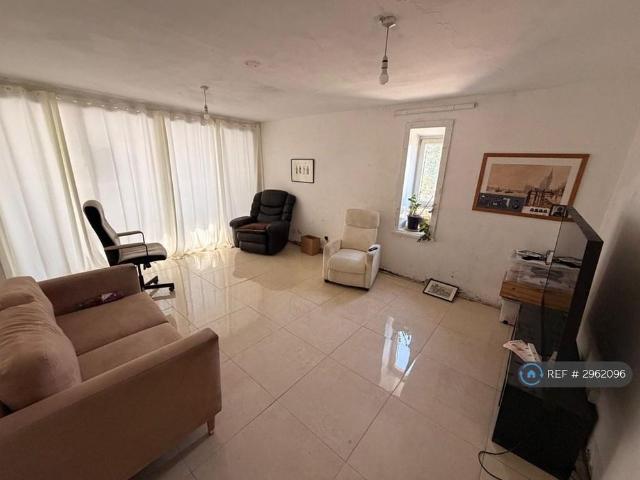 1 bedroom in a flat share to rent