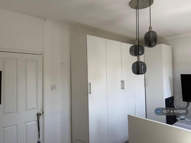 1 bedroom in a flat share to rent