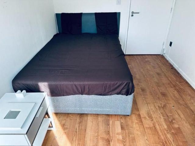 1 bedroom in a flat share to rent