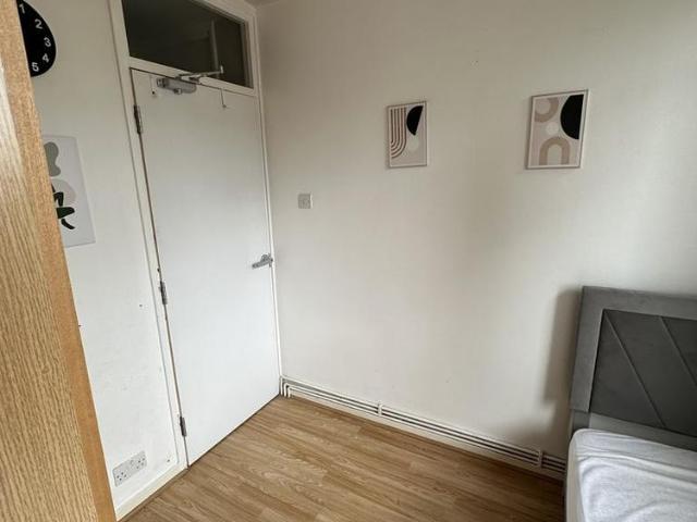 1 bedroom in a flat share to rent