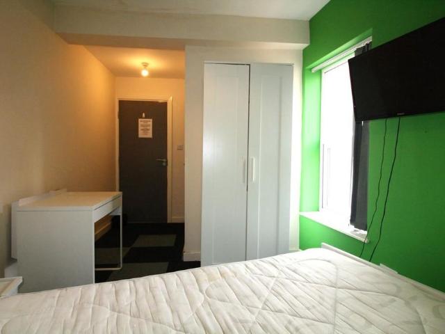 1 bedroom in a flat share to rent