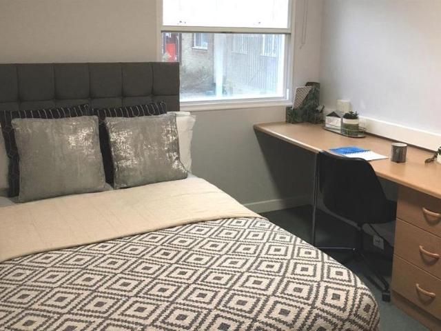 1 bedroom in a flat share to rent