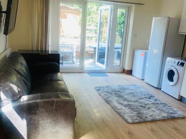1 bedroom in a flat share to rent